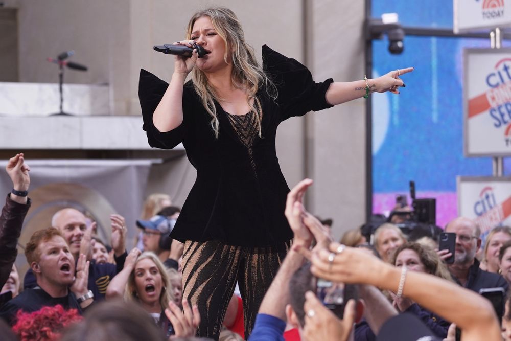 Bombshell—Kelly Clarkson Reveals Execs Called Her Hit The Worst Song ...